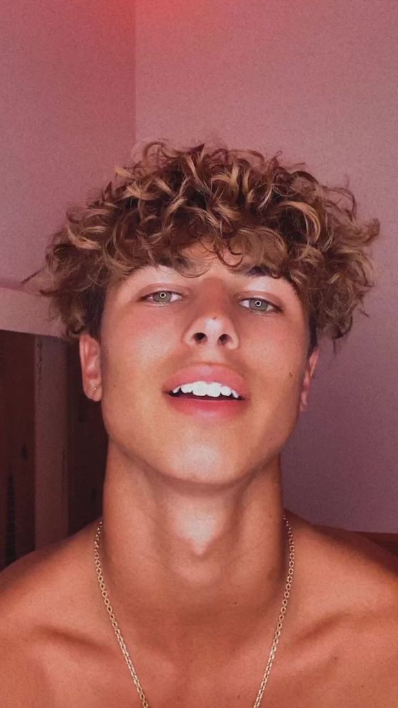 21 Stylish College Hairstyles For Men That Want To Impress