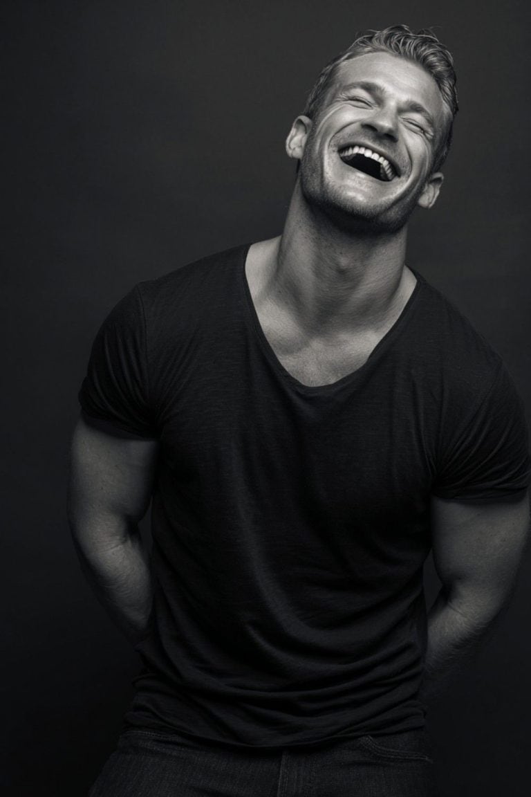 20 Expert The Smartest Poses For Men To Look Confident & Photogenic ...